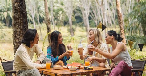 음료와 함께 테이블에 둘러앉아 있는 한 무리의 사람들 사진 Unsplash의 놀고 이미지