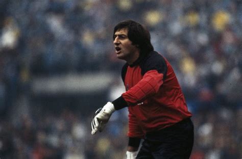 Daniel Badislav è Il Portiere Più Grasso Al Mondo Pesa 130 Chili Video