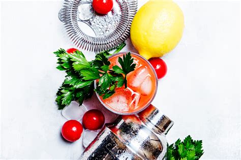 빨간 토마토 레몬 주스 매운 소스 녹색 셀러리와 러시아 보드카와 블러 디 메리 알콜 칵테일 0명에 대한 스톡 사진 및 기타 이미지 Istock