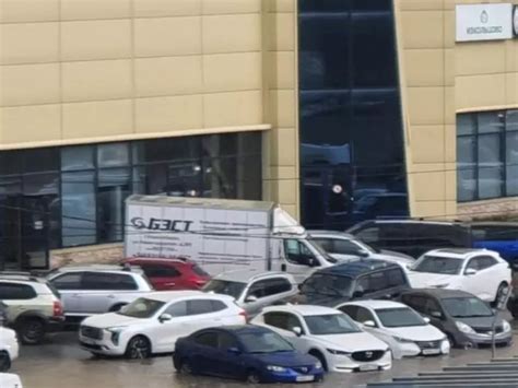 Машина жительницы Академгородка утонула в луже возле ТРК «Эдем