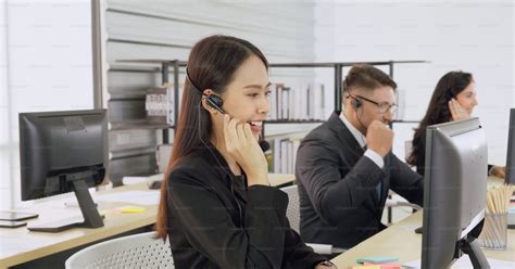 원격 고객 또는 동료를 지원하기 위해 사무실에서 일하는 헤드셋을 착용한 비즈니스 사람들 콜센터 텔레마케팅 고객 지원 상담원은 전화 화상 회의 서비스를 제공합니다 사진