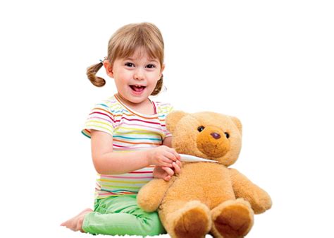 小女孩抱着玩偶