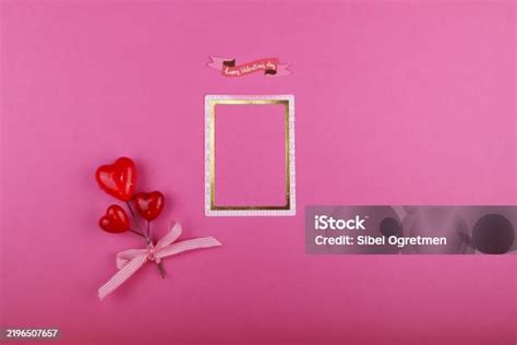 빨간 하트 모양 분홍색 리본 그리고 분홍색 배경에 빈 프레임 사랑 마음 발렌타인 데이 어머니의 날 0명에 대한 스톡 사진 및 기타 이미지 Istock
