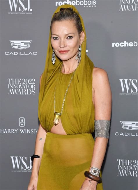 Galerie Kate Moss Vystrkuje Dekolt A Holduje Alkoholu Fotka Extra Cz