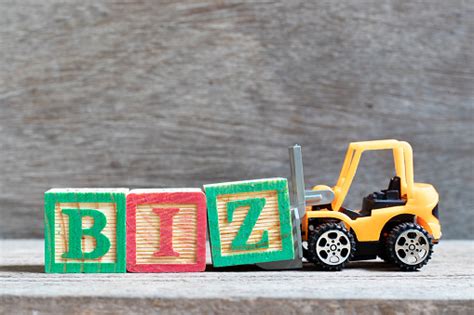 장난감 지게차 홀드 문자 블록 Z 를 완료 하는 단어 Biz 나무 배경에 개념에 대한 스톡 사진 및 기타 이미지 개념 계약서 공란 Istock