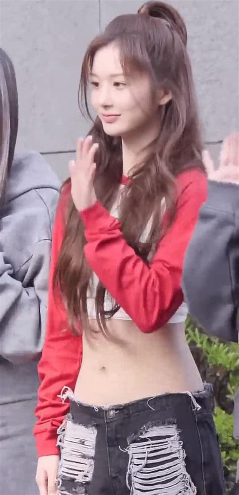 출근길 크롭티 배꼽 엔믹스 설윤