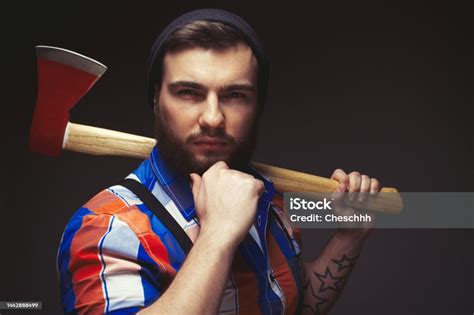 수염이 있는 남자 스튜디오에서 검은 배경 위에 도끼 를 들고 격자 무늬 셔츠와 발크 모자를 쓰고 20 24세에 대한 스톡 사진 및 기타 이미지 Istock