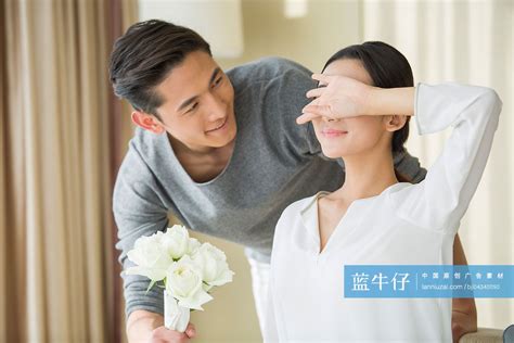 年轻男子送花给妻子 蓝牛仔影像 中国原创广告影像素材