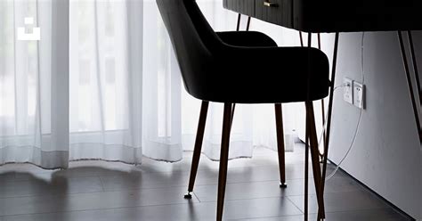 갈색 나무 테이블 근처 흰색 창 커튼 사진 Unsplash의 무료 하얀 이미지