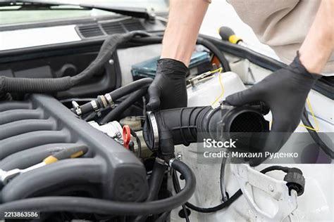 자동차 정비사는 차량 유지 보수 과정에서 차고의 흡기 시스템을 분해하는 작업을 합니다 Diy에 대한 스톡 사진 및 기타 이미지 Diy 건강 진단 검사 보기 Istock