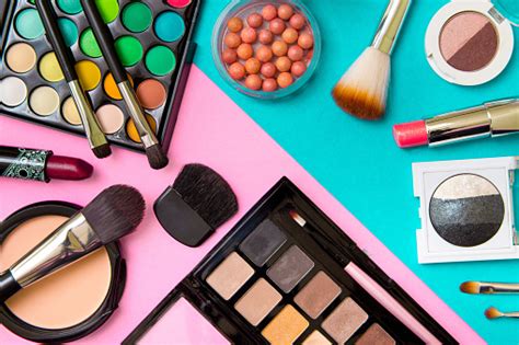 브러쉬는 아이섀도우 팔레트와 립스틱 핑크와 민트 기하학적 배경에서 전문 메이크업에 대 한 장식 화장품 아이섀도우 색상 추세 합니다 0명에 대한 스톡 사진 및 기타 이미지