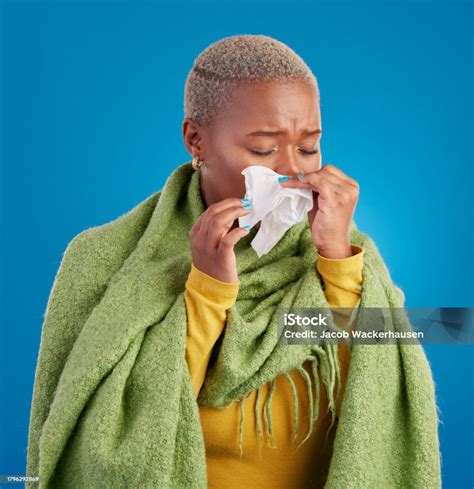 아픈 흑인 여성 스튜디오에서 조직과 코를 푸는 것 파란색 배경 또는 꽃가루 알레르기 감기 또는 겨울 바이러스 여성 모델 재채기