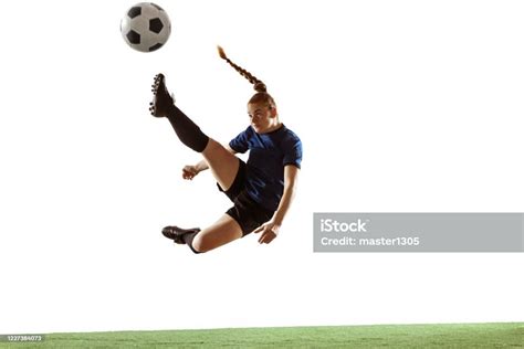 여성 축구 축구 선수 발로 공 흰색 배경에 고립 된 밝은 감정과 행동과 움직임에 훈련 Championship에 대한 스톡 사진 및 기타 이미지 Championship