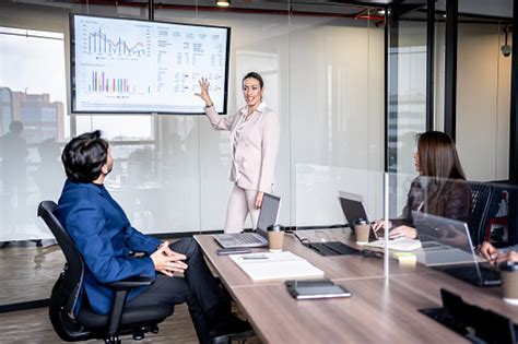 회의실에서 동료들에게 프레젠테이션을 하는 성숙한 사업가 결심에 대한 스톡 사진 및 기타 이미지 결심 결정 사무실 Istock