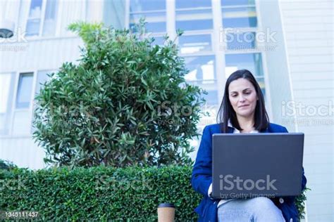 거리에서 일하는 외부에 앉아 노트북과 커피 한 잔을 가진 아름다운 백인 사업가 40 44세에 대한 스톡 사진 및 기타 이미지 40 44세 갈색 머리 거리 Istock