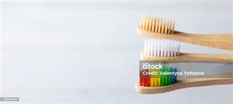 구강 관리 회색 시멘트 배경에 칫솔 욕실을위한 화장품의 개념 플랫 레이 상단보기 복사 공간 구강 관리 제품 세트 치과 위생 0명에 대한 스톡 사진 및 기타 이미지 Istock