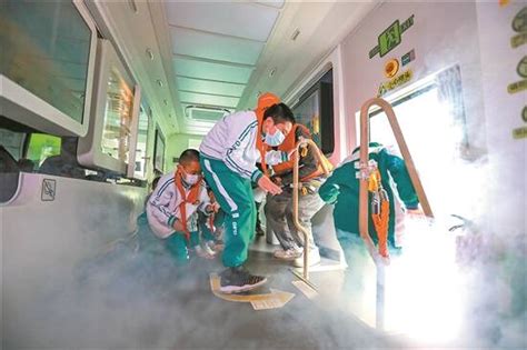 羊城晚报 移动宣教车开进校园