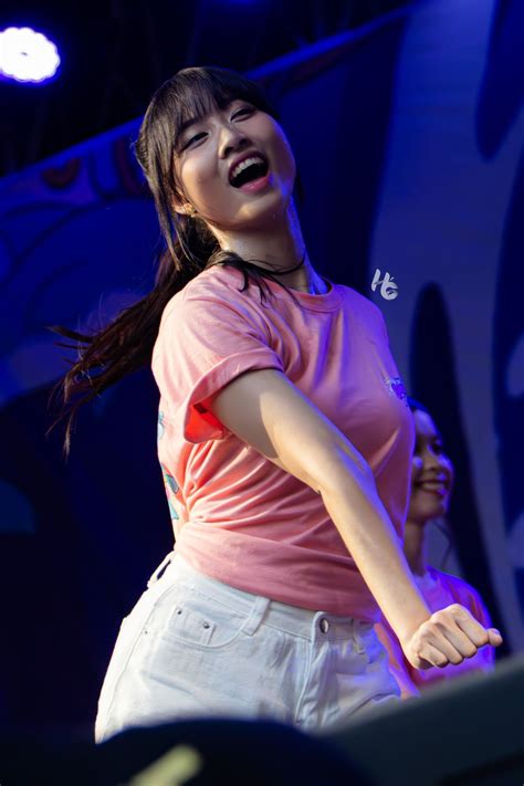 Muthe Jkt48 Fotografi Tubuh Selebritas Kacamata Hitam Wanita