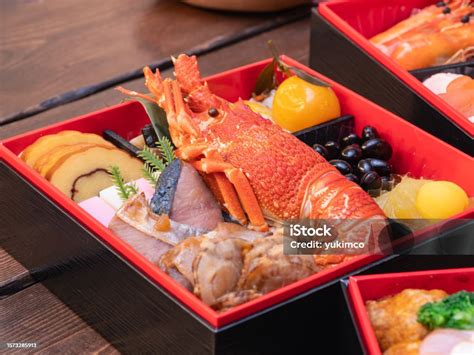 일본의 설날 요리 오세치 해산물과 야채를 3겹으로 된 상자에 담은 전통 요리입니다 Kuri Kinton에 대한 스톡 사진 및 기타 이미지 Kuri Kinton 검정 콩