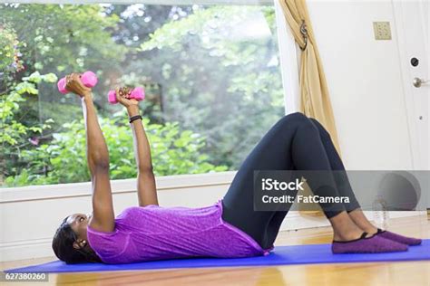 요가 매트에 무게를 사용 하 여 아프리카 계 미국인 성인 여성 건강한 생활방식에 대한 스톡 사진 및 기타 이미지 건강한 생활방식 레저 활동 모션 Istock