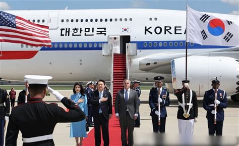 现场尹锡悦携夫人从韩国飞抵美国空军基地 仪仗队举国旗迎接 凤凰网视频 凤凰网