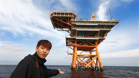 바다 한가운데에 있는 미지의 건물 일반인들은 출입금지라고 Youtube