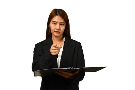 검은 양복을 입고 바인더를 들고 카메라를 손가락으로 가리키는 엄격한 진지한 사업가 25 29세에 대한 스톡 사진 및 기타 이미지 25 29세 가리키기 공란 Istock