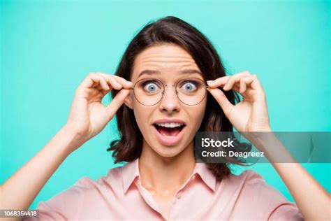 클로 우즈 업 초상화 좋은 귀여운 매력적인 매력적인 스마트 영리한 지능형 물결 머리 여자의 둥근 안경 들고 감동 입고 입을 청록색 청록 파스텔 배경 위에 절연 갈색 머리에