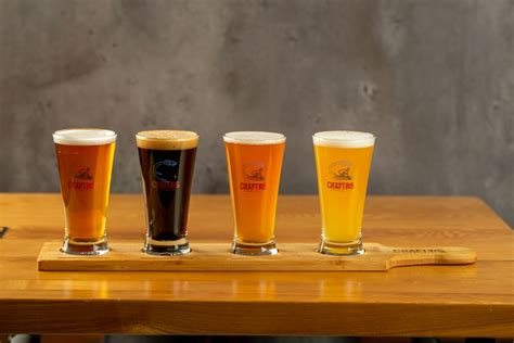 갈색 나무 테이블에 두 개의 명확한 마시는 안경 사진 Unsplash의 무료 중국 이미지