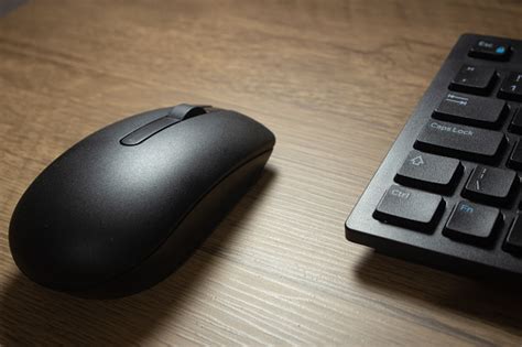 워크스테이션에 있는 목조 사무실 책상 위에 무선 마우스 및 키보드 설치 데스크탑 컴퓨터에 대한 스톡 사진 및 기타 이미지 데스크탑 컴퓨터 브라질 0명 Istock