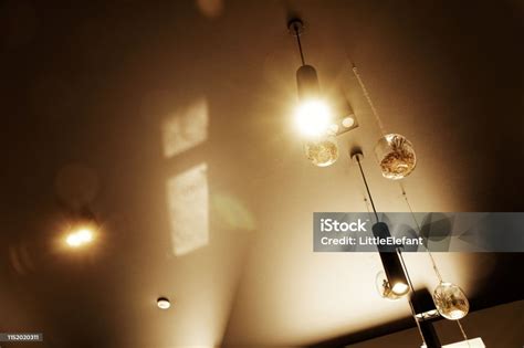 장식 조명 디자인 카페 인테리어 조명 전구 카페에 매달려 레스토랑파노라마 샷 장식 산업 인테리어 로프트 스타일 가구에 대한 스톡 사진 및 기타 이미지 Istock