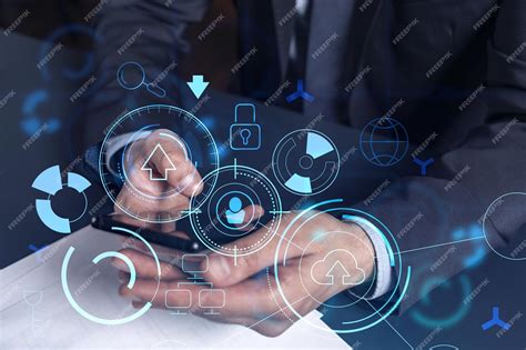 Programmeur Tenant Dans Les Mains Un Téléphone Intelligent Et Testant Une Application Innovante