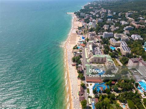 여름 시즌 동안 불가리아의 골든 샌드 리조트의 조감도 다양한 호텔 수영장 바다를 즐기는 사람들의 군중 경관에 대한 스톡 사진 및 기타 이미지 Istock