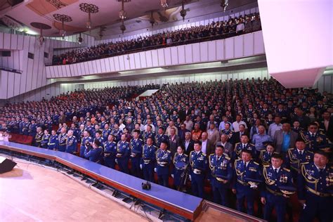 Аврагчид “Цэргийн гавьяаны улаан тугийн одон“ зүүлээ