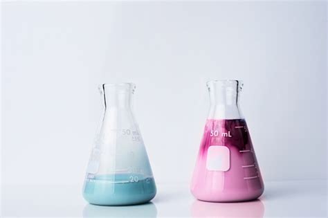 흰색 배경에 과학 유리 플라스크에 두 크림 녹색과 빨간색 분홍색 솔루션 0명에 대한 스톡 사진 및 기타 이미지 0명 건강