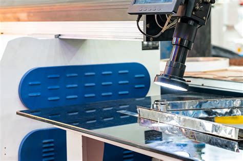 제조 공정에서 만든 금속 판 스테인레스 또는 알루미늄 채널 편지에 대한 Ccd 카메라 및 모니터가있는 첨단 기술 및 정밀 광학 경로 레이저 용접 기 레이저에 대한 스톡 사진