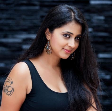 குட்டி டவுசரில் தொடை அழகை காட்டிய கனிகா 40 வயதிலும் இவ்ளோ அழகா Kaniha Latest Glamour Photos