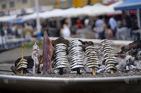 在海滩上烤沙丁鱼和鱿鱼