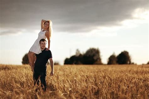 들판의 양을 사랑하시는 예수님 예수와 어린 양 그림 양고기 예수 배경 일러스트 및 사진 무료 다운로드 Pngtree