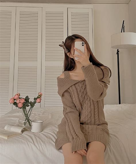 리리앤코 뷔스티에 끈과 세일러 카라넥 포인트로 더욱 여리한 무드를 연출해주는 캐이블 패턴의 원피스에요🤎