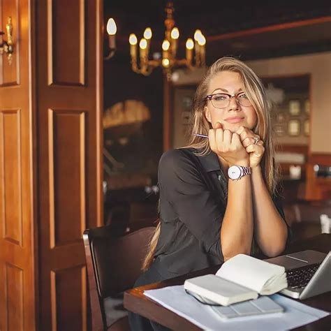 Вариант с бизнес леди в ресторане Branding Photoshoot Inspiration Business Portrait