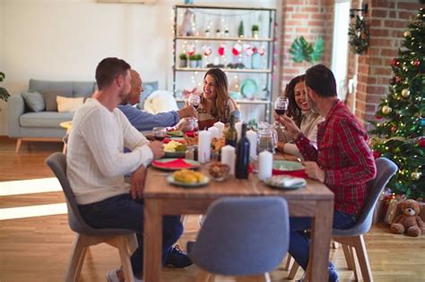 행복하고 자신감 넘치는 아름다운 가족 구운 칠면조를 먹고 집에서 크리스마스를 축하하는 와인 한 잔과 함께 토스트 Blessing에 대한 스톡 사진 및 기타 이미지 Istock