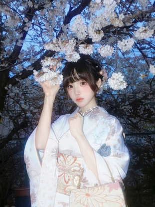 樱花雨里穿和服的少女，竟让全网破防：原来美，是生活给我们的温柔暴击