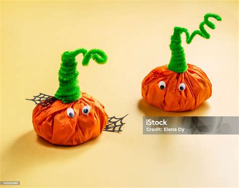 호박 모양으로 싸인 아이들을위한 할로윈 취급 화려한 사탕과 파티 호의 가방 트릭 또는 치료 할로윈에 대한 개념 0명에 대한 스톡 사진 및 기타 이미지 Istock