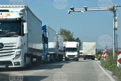 Интензивен е трафикът за товарни автомобили на ГКПП „Кардам“ на изход от страната Утро