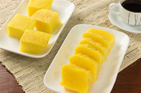 Pamonha E Canjica 또는 Curau 블랙 커피전형적인 브라질 음식을 만들어 녹색 옥수수맛있고 맛 있는길거리 음식의 흰색 컵 6월에 대한 스톡 사진 및 기타