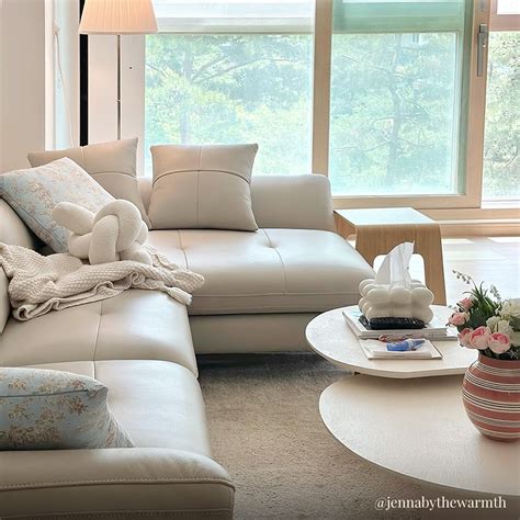 자코모 가죽소파 패브릭소파 소파브랜드 자코모 톤앤하우스 따뜻한 햇살과 아늑한 조명 그리고 아르테ii 4인 카우치형 소파의 조화로 포근한 화이트톤