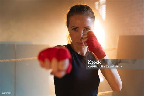 여성 자기 방어 소녀 파워 빨간 권투 랩으로 펀치하는 강한 여자 파이터는 스포츠 보호 붕대를 감습니다 소녀 펀치 훈련 펀치는 똑바로 집중되어 있습니다 몸에 맞는 운동 30