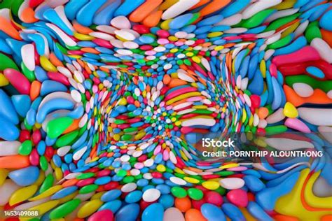 다색 채도가 높은 플라스틱 공 부드러운 놀이 공 구덩이 어린이 놀이 공원에서 화려한 풍선 부활절 개념 0명에 대한 스톡 사진 및 기타 이미지 Istock