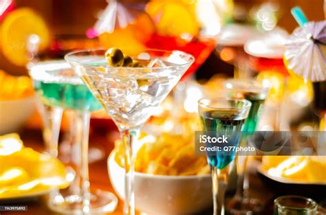 다양 한 알코올 시럽 및 리큐 어를 기반으로 하는 맛있고 다채로운 음료 바텐더의 작품의 독특한 효과 각얼음에 대한 스톡 사진 및 기타 이미지 Istock